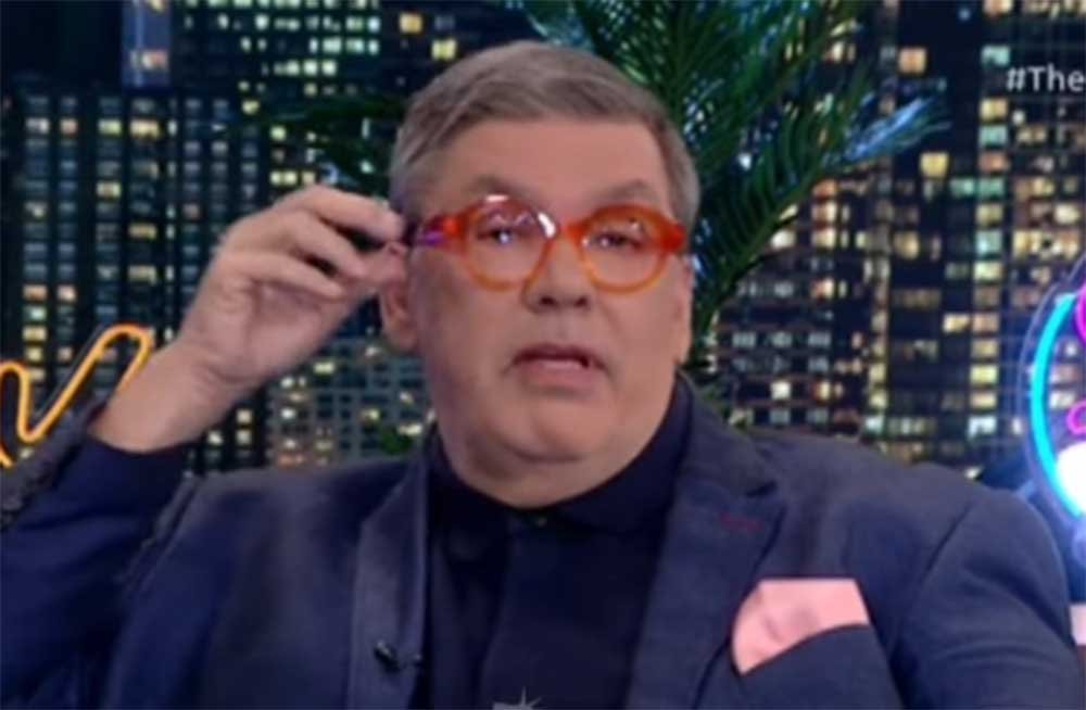 Θανάσης Λάλας: Η ιστορία πίσω από τα χρωματιστά του γυαλιά - callnews