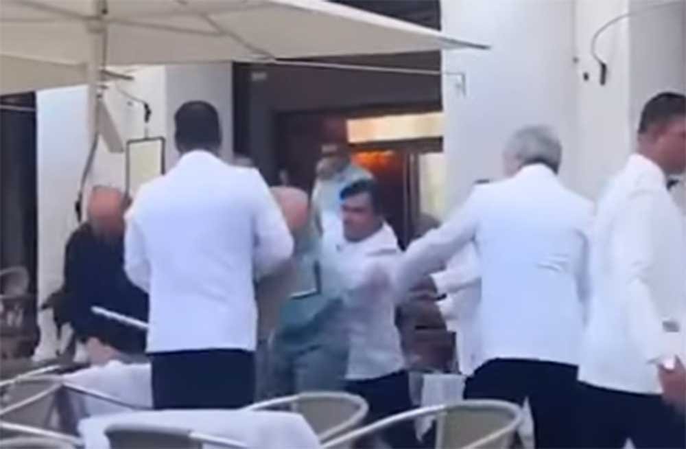 Πιάστηκαν στα χέρια σερβιτόροι και θαμώνες σε διάσημο καφέ - ΒΙΝΤΕΟ ...