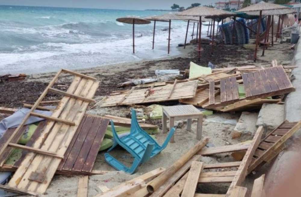 Η θάλασσα μπήκε σε σπίτια και καταστήματα στο Πευκοχώρι Χαλκιδικής ...