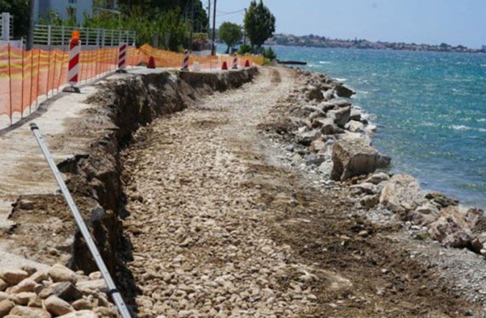 Ανησυχία από κατοίκους των Αραχωβιτίκων για τη διάβρωση στο παραλιακό ...